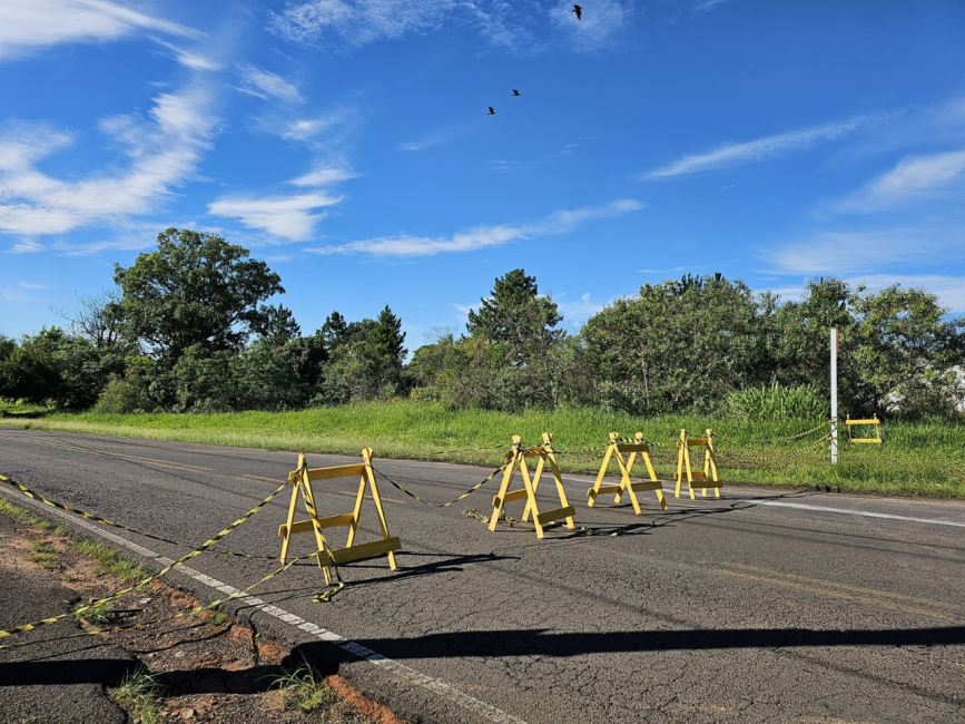 Risco de queda de muro na Unesp interdita trecho de estrada em Rubião Junior | Jornal Acontece ...
