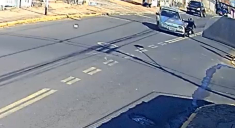 Acidente entre moto e carro deixa motociclista ferido na Vila Antártica; veja vídeo | Jornal ...